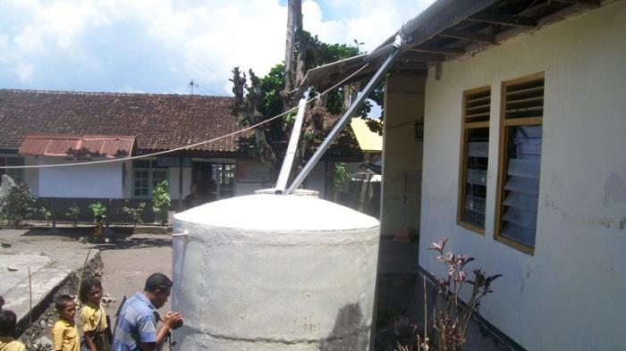 Warga Pulau Ende Bangun Bak Penampung Air Hujan - Pos-kupang.com