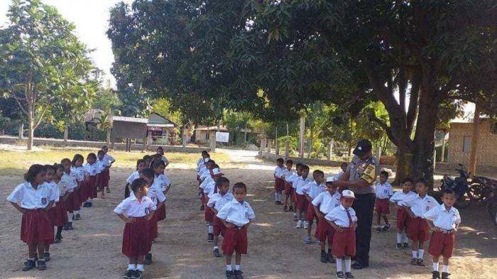 Siswa SD Lumbu Menggit, Sumba Timur Latihan Tata Cara Baris Berbaris ...