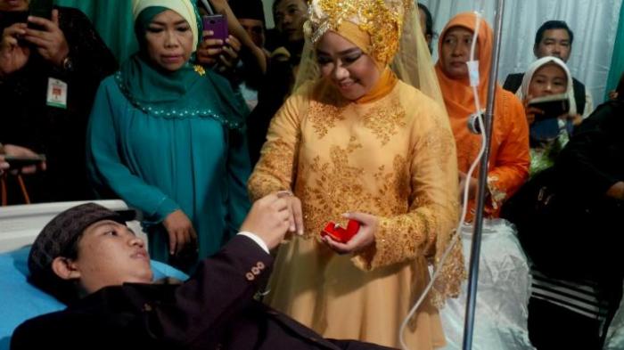 Dokter Dan Perawat Terharu Menyaksikan Pasangan Ini Menikah Di Rumah