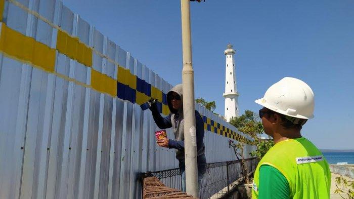 Pekerja Pasang Pagar Pengaman Proyek Penataan Kawasan Kota Kupang di ...