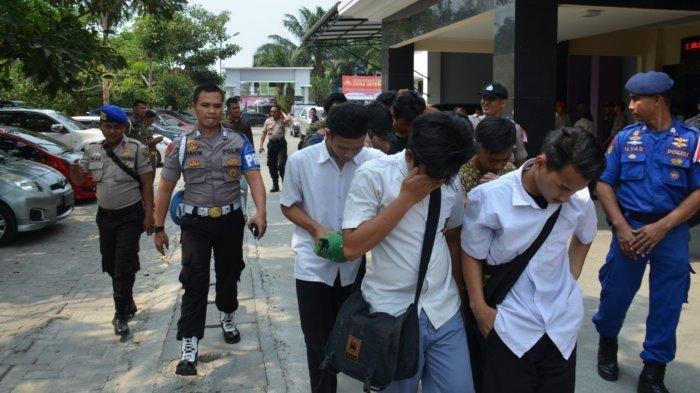 Ikut Demo di DPR Berkedok Pelajar SMA, Pria Ini Ternyata Sekuriti Diimingi Uang Oleh Oknum ...