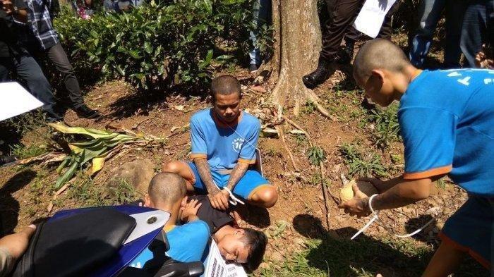 Saat JImat Diambil, Tebasan Parang tak Menpan. Namun Dihantam Batu ...