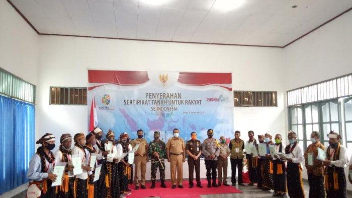 Kenakan Pakaian Adat, Warga Nagekeo Terima Sertifikat Program PTSL - Pos-kupang.com