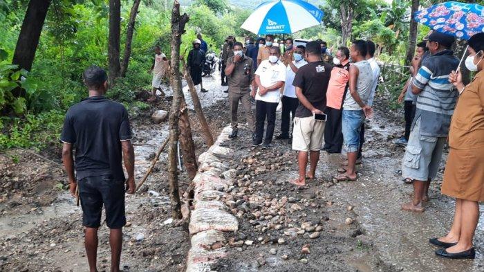 Penjabat Bupati Malaka Sigap Atasi Jalan Longsor di Sanleo, Begini ...