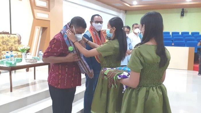 Penulis Robert Bala Sebut Buku Jalan Sambil Berjalan Sebuah Inspirasi ...