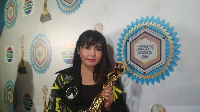 Tampilan Via Valen Kini Beda Banget, Dikira Sehabis Operasi Plastik ...