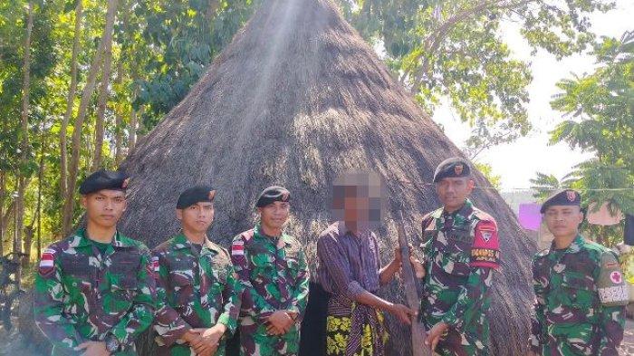Warga Desa Tasinifu Serahkan Senjata Jenis Flintclok kepada Satgas Pamtas Yonkav 6/Naga Karimata ...