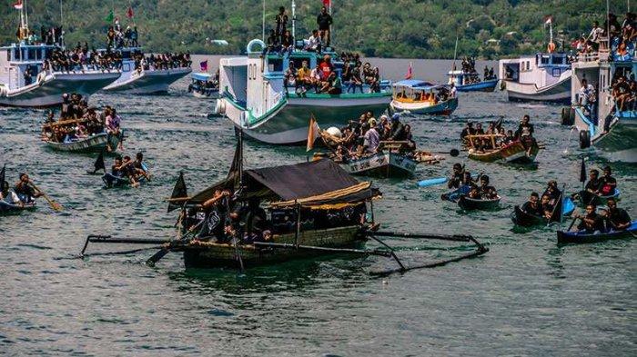 Semana Santa Larantuka: Prosesi Laut Hantar Patung Yesus Wafat Tersalib ke Armida Pantai Kuce ...