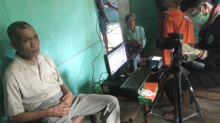 Kadis Serahkan KK dan Perekaman KTP untuk Stanis dan Edi Lenem, Pasutri ...