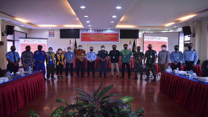 Perketat Pengawasan Orang Asing, Kantor Imigrasi Labuan Bajo Bentuk Timpora Laut dan Udara - Pos ...