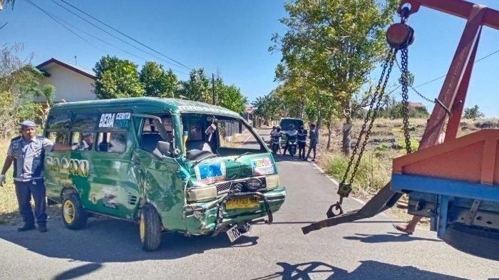 Angkot Lin 10 Galaxi VS Terios Lakalantas di Jalan RA. Kartini - Pos ...