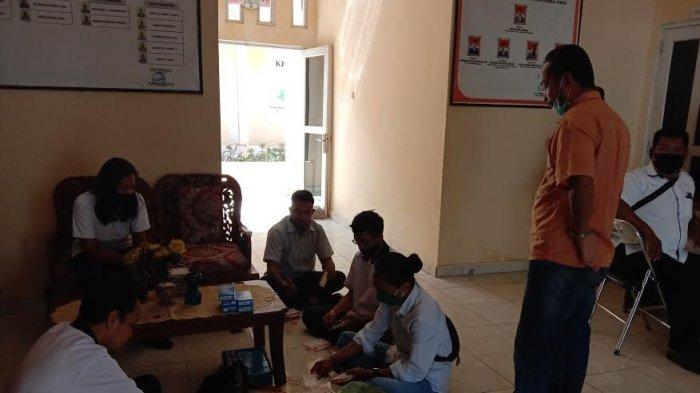 Pilkada 2020, KPU Sumba Timur Sortir Stiker Coklit - Pos-kupang.com