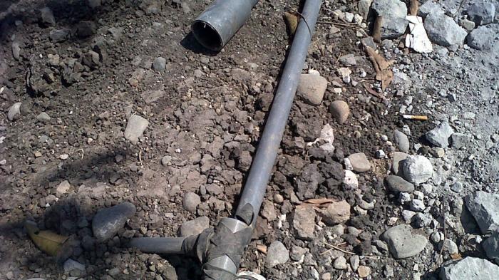 Proyek Penggalian Parit Di Larantuka Menyebabkan Pipa PDAM Bocor - Pos ...