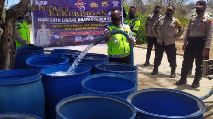 Polres Lembata Distribusikan Air Bersih di Ile Ape - Pos-kupang.com