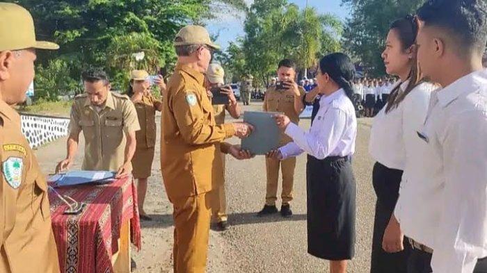 Bupati dan Wakil Bupati Timor Tengah Utara Serahkan SK PPPK Bagi 759 ...