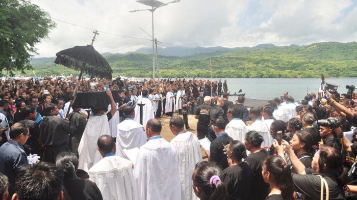 Semana Santa Larantuka, Serunya Prosesi Laut Anta Tuan Melalui Selat Gonzalu - Pos-kupang.com