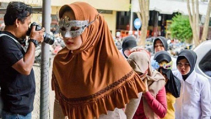 Prostitusi Online Sediakan Mamah Muda Cantik Dibongkar Polisi, Sekali Kencan Rp 500 Ribu - Pos ...