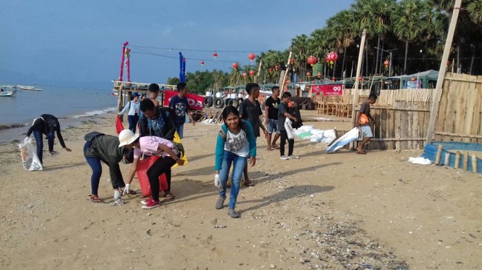 LSM, Pegawai Bank dan Mahasiswa Ramai- ramai Bersihkan Pantai Oesapa ...