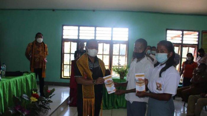 Wakil Bupati Ngada, Raymundus Bena Resmikan SMK Negeri I Wolomeze - Pos ...