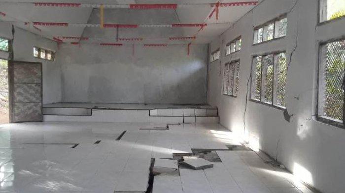 BREAKING NEWS: Tanah Retak di Desa Kuneman Alor, 14 Rumah dan 1 Gereja ...