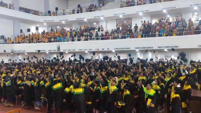 Rektor Max Sanam Lepas 2.065 Lulusan Periode Pertama di Tahun 2023 ...