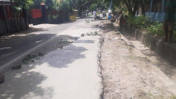 Belasan Pemuda Gotong Royong Perbaiki Jalan Berlubang di Kelurahan Mutiara Alor - Pos-kupang.com