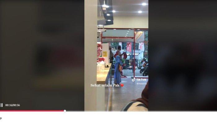 Viral Tiktok, Satpam Belikan Es Krim Untuk Bocah Pengamen, Tuai Pujian Netizen - Pos-kupang.com