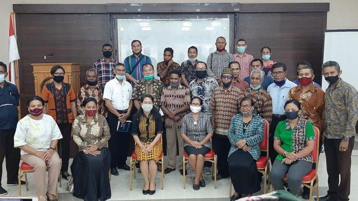 Senator Hilda Riwu Kore Dengarkan Keluh Kesah Guru Terkait Pembelajaran ...