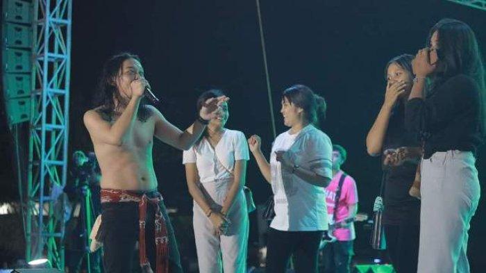 Nu Seven Band Ajak Masyarakat Waingapu Bernostalgia Era 90-an di Expo Mbuhang Mahamu - Pos ...