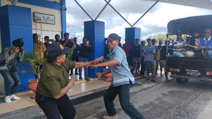 Ganjar Pranowo Kampanye di Rote Ndao, Dua Pria Gelar Silat Kampung di ...