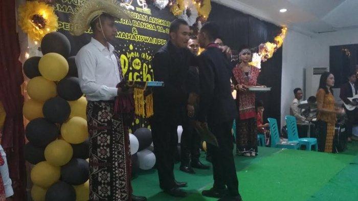 Lulus Ujian, Siswa SMA Kristen Citra Bangsa Berikan Bingkisan Kepada ...