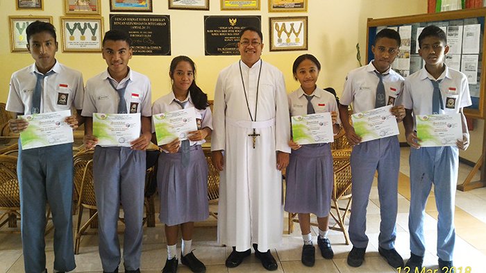 Frater Polikarpus Bangga Enam Siswa Smater Kembali dari Jepang - Pos ...
