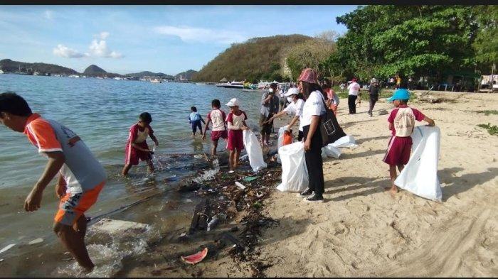 Pelajar di Labuan Bajo Manggarai Barat, Bakti Sosial Pungut Sampah di Pantai Pede - Pos-kupang.com