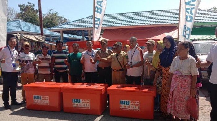 BRI KC Bajawa Serahkan CSR Berupa Cool Box kepada Nelayan, Simak ...