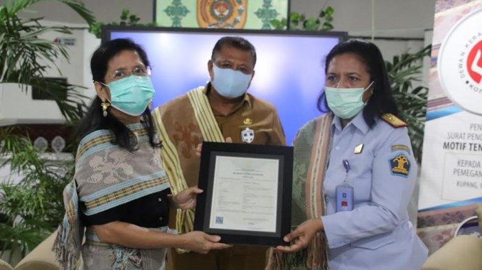 Motif Bunga Sepe Jadi Tenunan Lokal Khas Kota Kupang - Pos-kupang.com