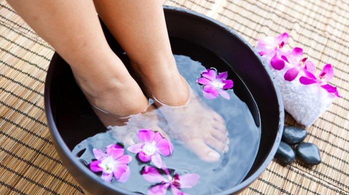4 Manfaat Luar Biasa Rendam Kaki di Air Garam yang Hangat Selama 30 ...