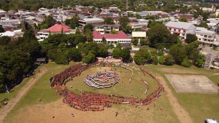 2.000 Penari Kolosal Meriahkan Hardiknas di Perbatasan RI-Timor Leste ...