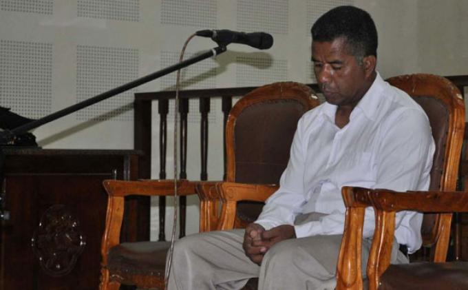 Keluarga Korban Bawa Spanduk Hitam - Pos-kupang.com