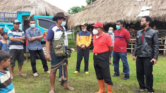 Tokoh Masyarakat Kampung Adat Waikaninyo SBD Minta Petugas Periksa Alat Penangkal Petir - Pos ...