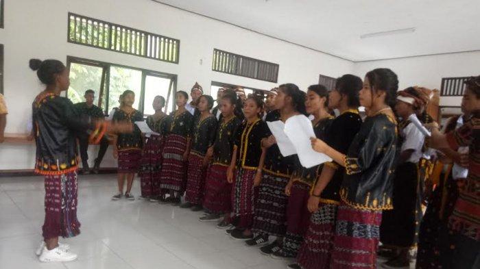 Cintia Megu dan Ilan Owa Bangga Kenakan Pakaian Adat Nagekeo - Pos-kupang.com