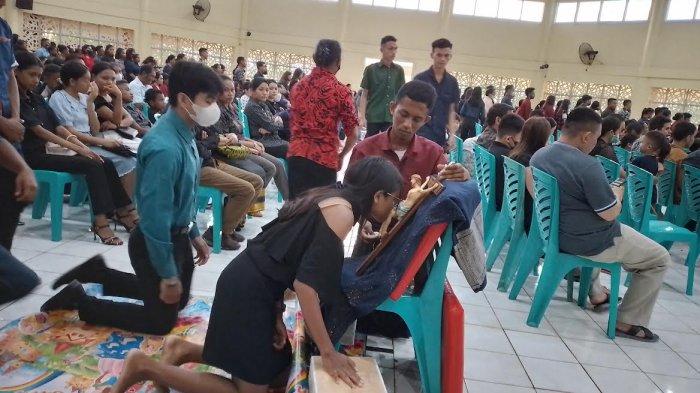 Paskah 2023, Cium Salib Saat Misa Jumat Agung di Kota Kupang Sebagai ...