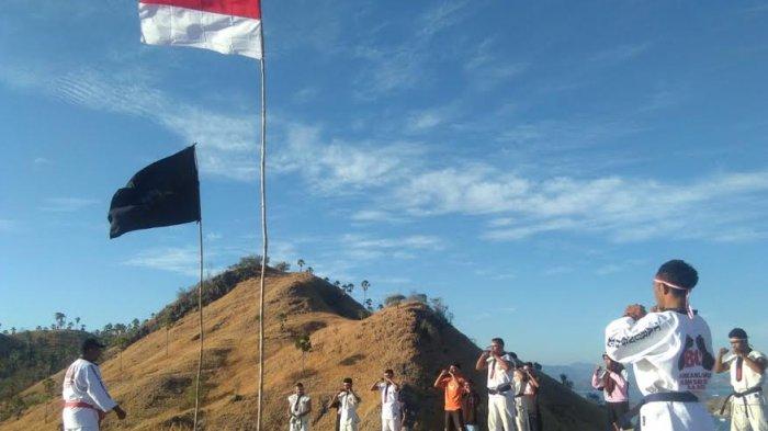 Bendera Merah Putih Berkibar di Bukit Silvia Labuan Bajo - Pos-kupang.com