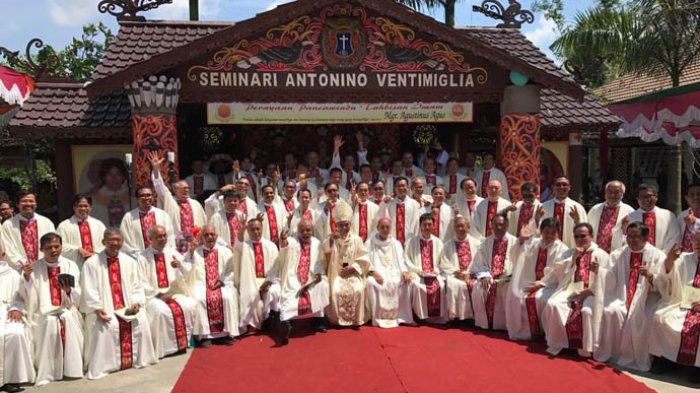 Mengenal Mgr Agustinus Agus Pr, Uskup Agung Pontianak yang Luar Biasa ...