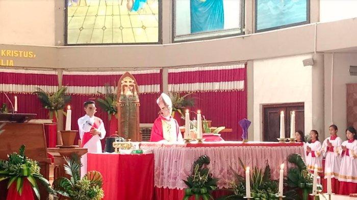 Uskup Atambua Mgr Dominikus Saku Ajak Umat Maknai Minggu Palma dengan ... Uskup Atambua Mgr Dominikus Saku Ajak Umat Maknai Minggu Palma dengan ...
