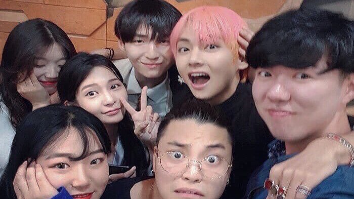 Begini Akrabnya V BTS Saat Bertemu Teman Kelasnya di Acara Konser Love ...