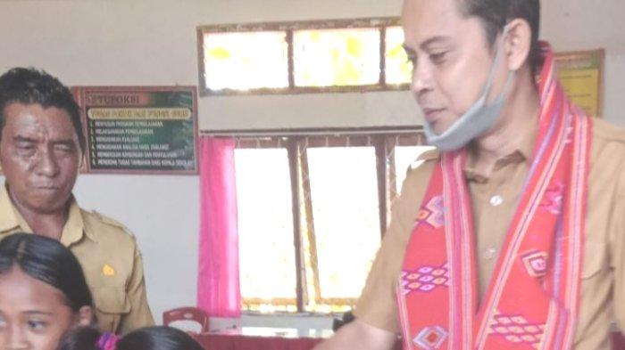 Tanda Hormat, Pelajar SDK Sukabilulik Cium Tangan Wabup Malaka - Pos ...