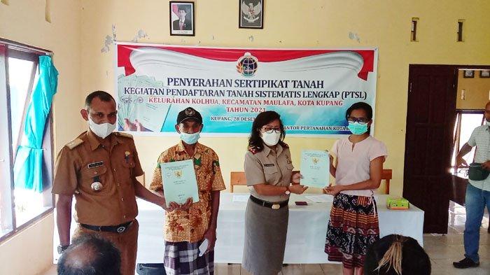 Warga Kolhua Terima Sertifikat Tanah Program PTSL dari BPN Kota Kupang - Pos-kupang.com