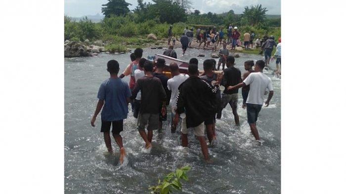 Warga Nanga Lanang Matim Gotong Jenazah RG Lintasi Kali Wae Musur - Pos ...
