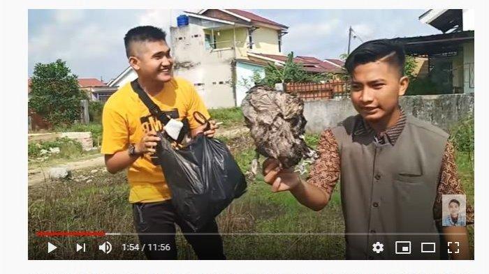 Reaksi Ibu-ibu yang Menerima Daging Kurban Sampah dari Youtuber Edo Putra: Maaf Bu, Cuma Prank ...