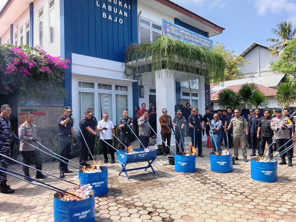 BMMN Dimusnahkan di Halaman Kantor Bea Cukai Labuan Bajo, Manggarai ...